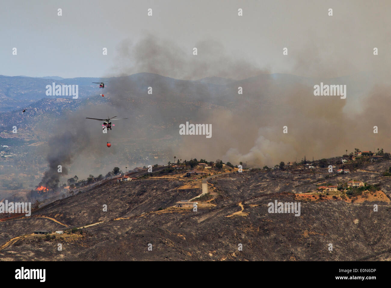 Helicopter ca wildfire smoke bucket hi-res stock photography and images ...