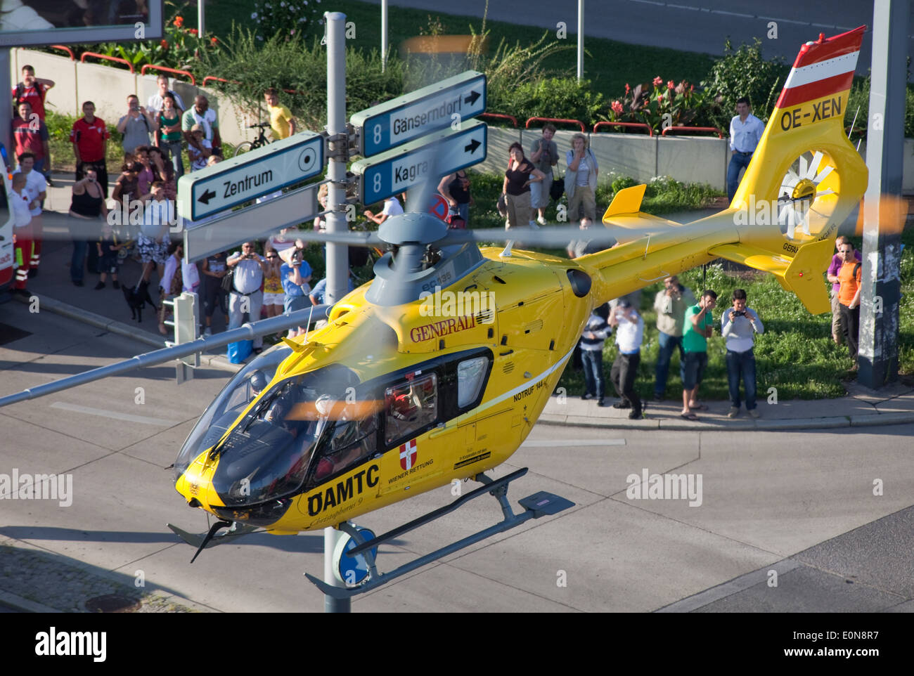 ÖAMTC Rettungshubschrauber im Einsatz - ÖAMTC rescue helicopter Stock ...