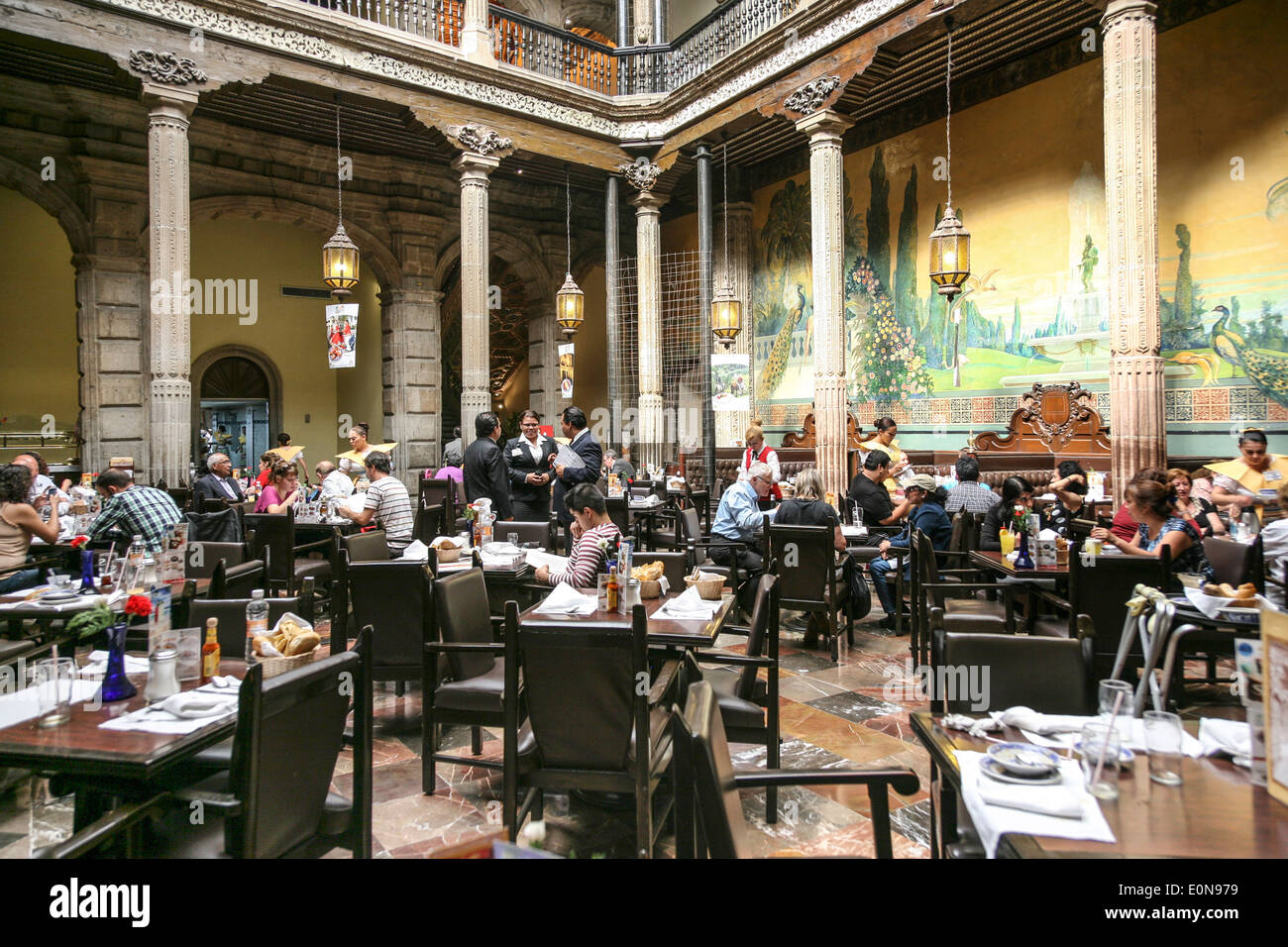 World class dining scene hi-res stock photography and images - Alamy