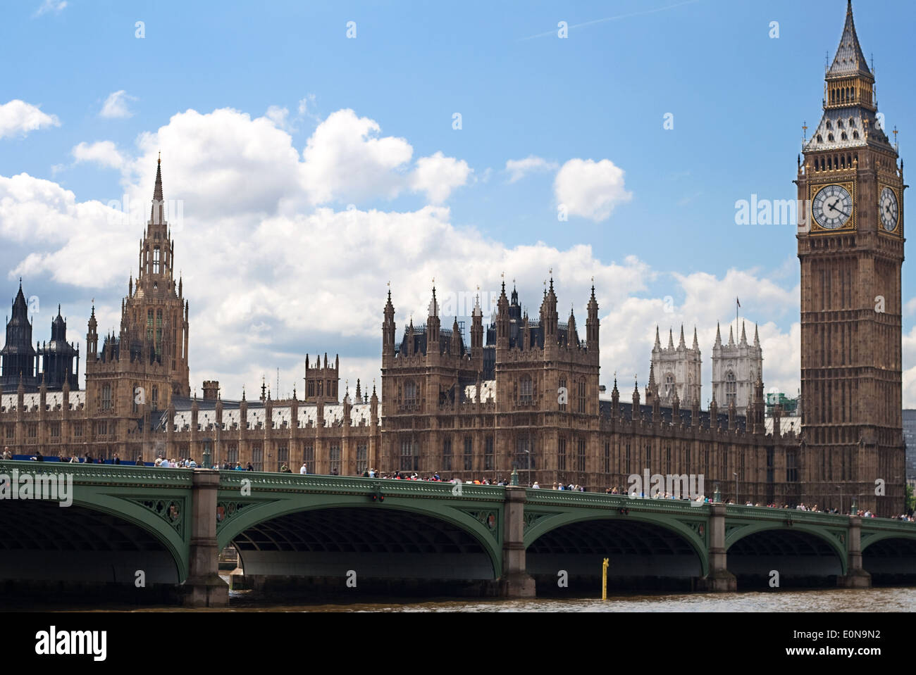View of the Parliament building in London and the famous Big Ben clock ...