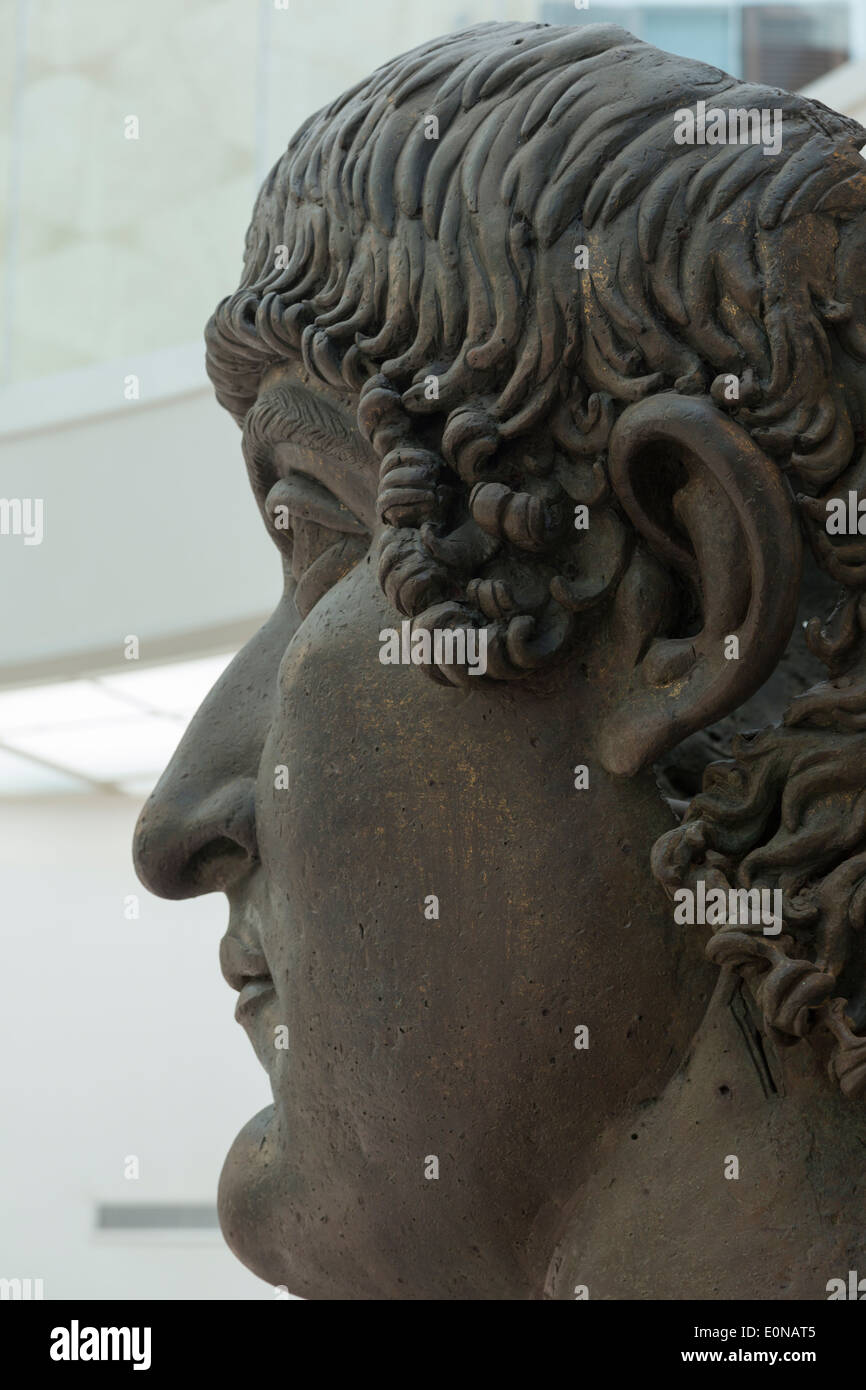 Bronze head classical hi-res stock photography and images - Alamy