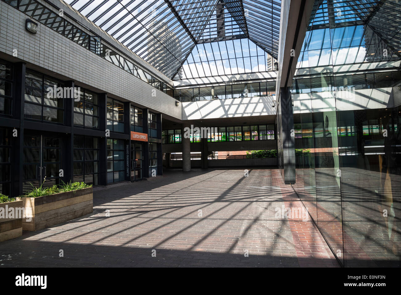 Museum london empty space hi-res stock photography and images - Alamy