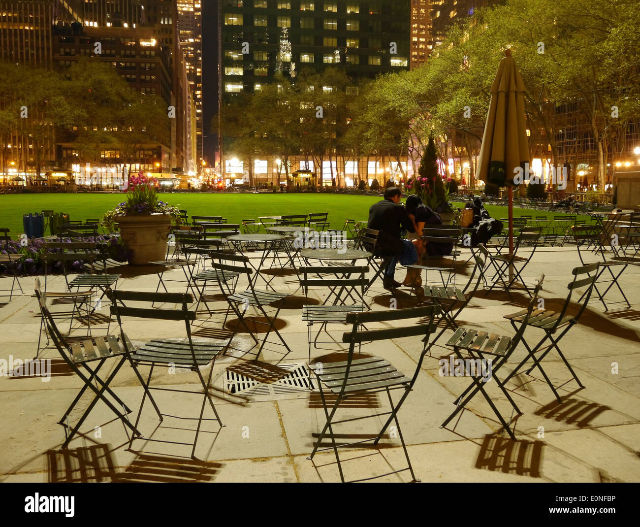 Bryant Park, New York - at night Stock Photo - Alamy