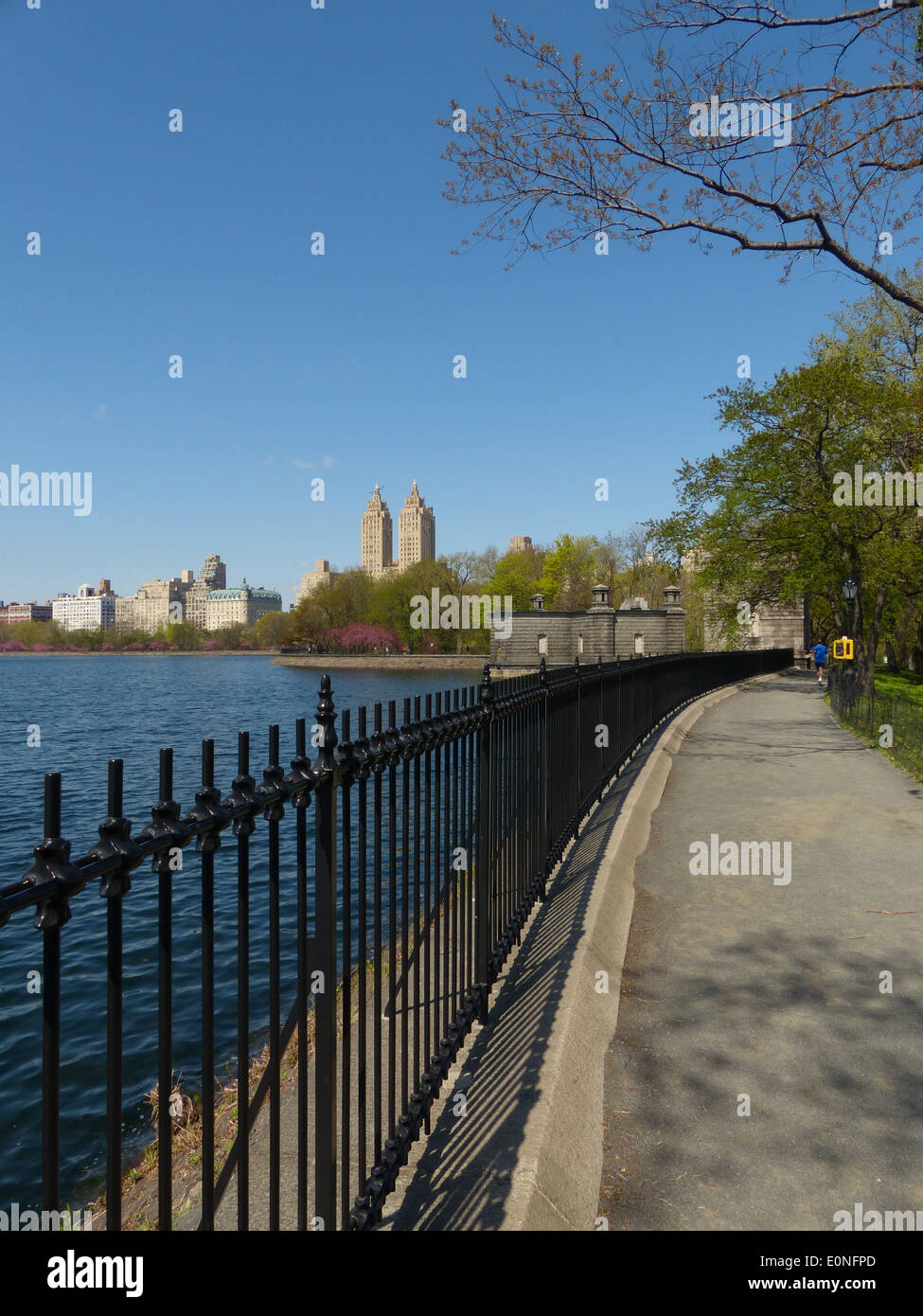 Central Park, New York - path around reservoir Stock Photo - Alamy