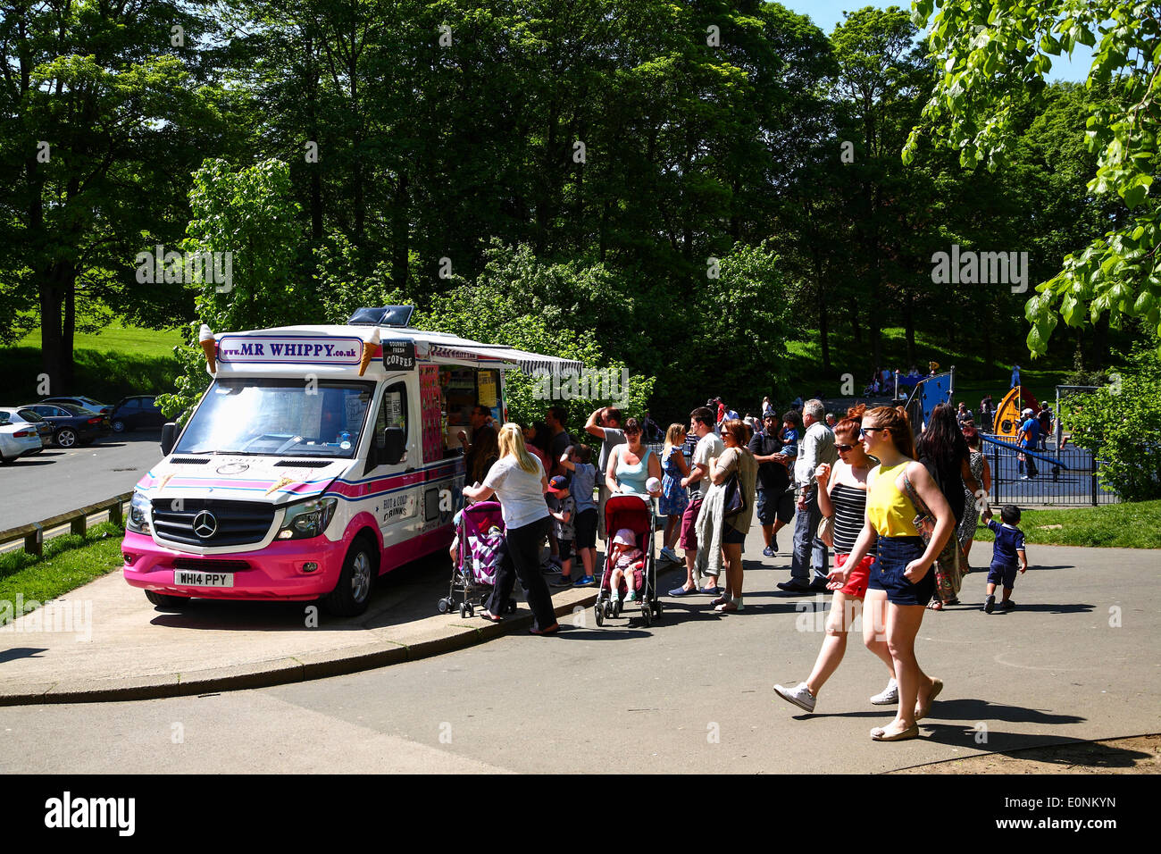 Queue of customers at an Ice cream van Stock Photo - Alamy