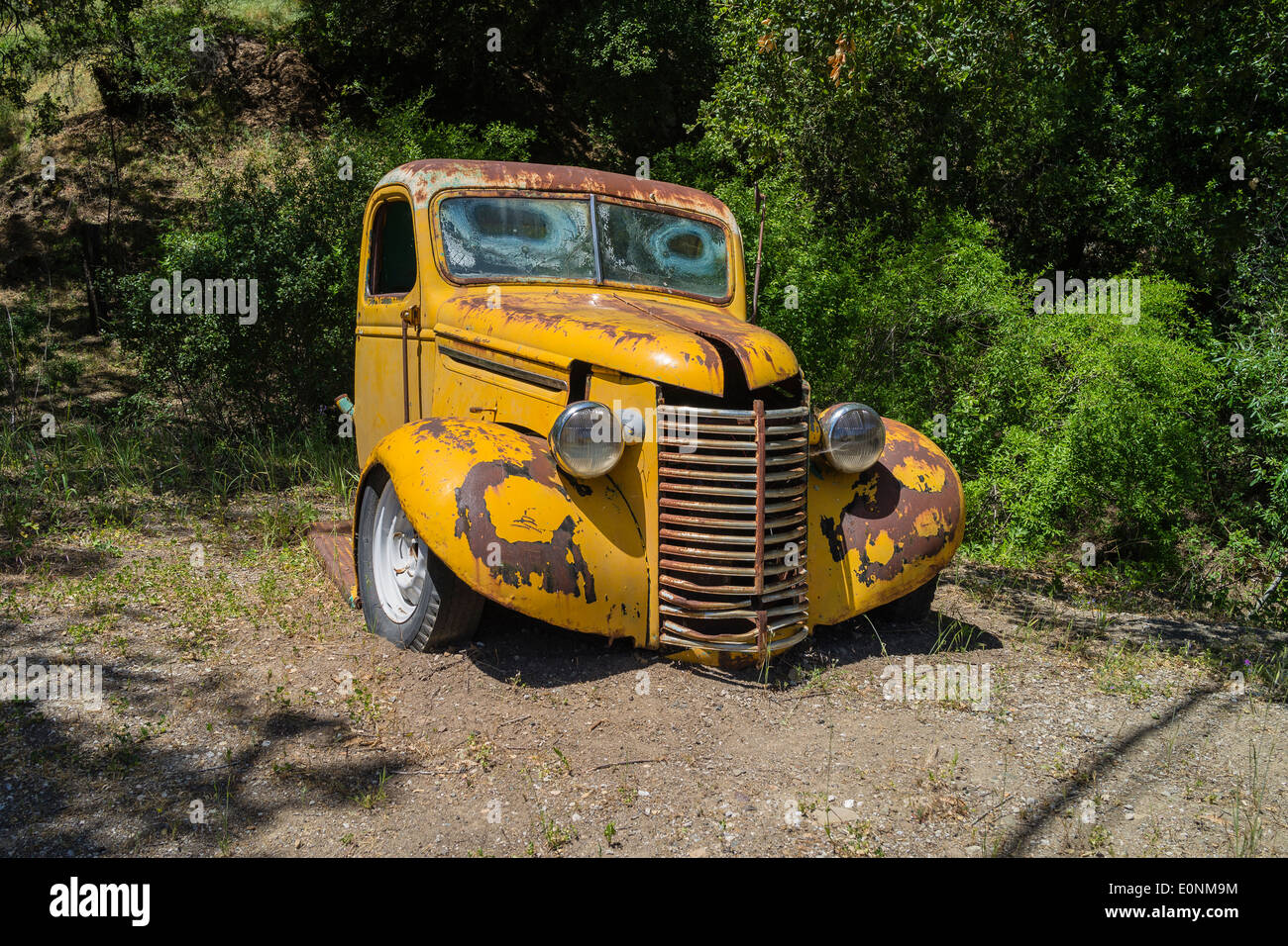 Abandoned old yellow truck in a poor state of repair in Atascadero ...