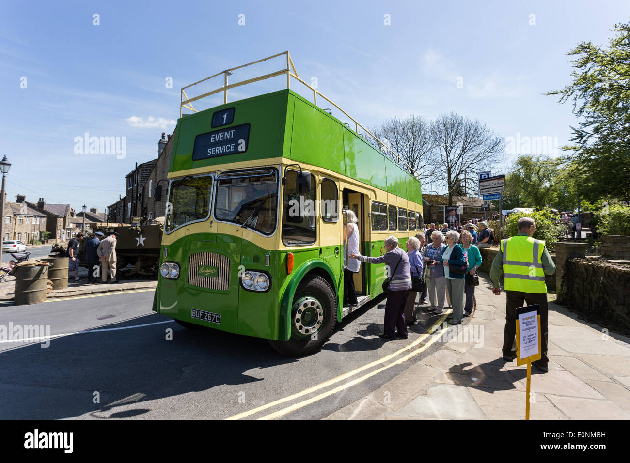 Uk bus 1940s hi-res stock photography and images - Alamy