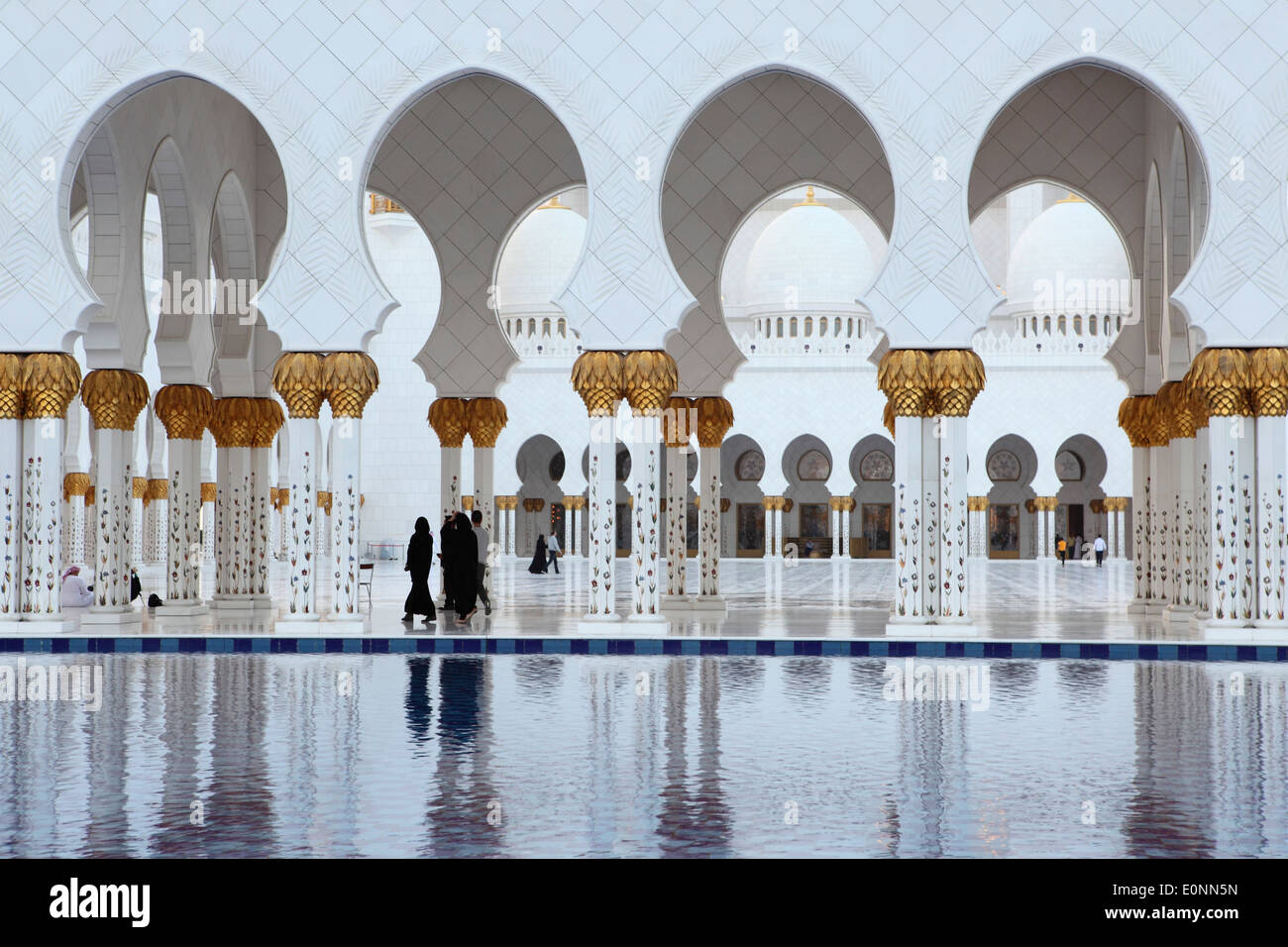 Pool and arches of the Sheikh Zayed Grand Mosque in Abu Dhabi Stock ...
