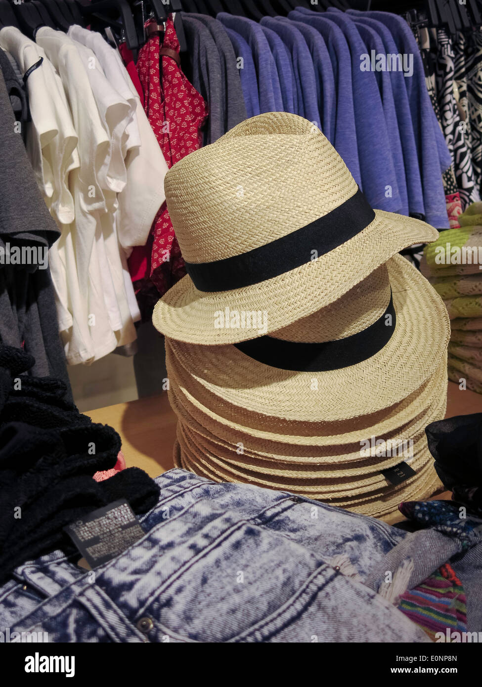 Forever 21 clothes shop hi-res stock photography and images - Alamy