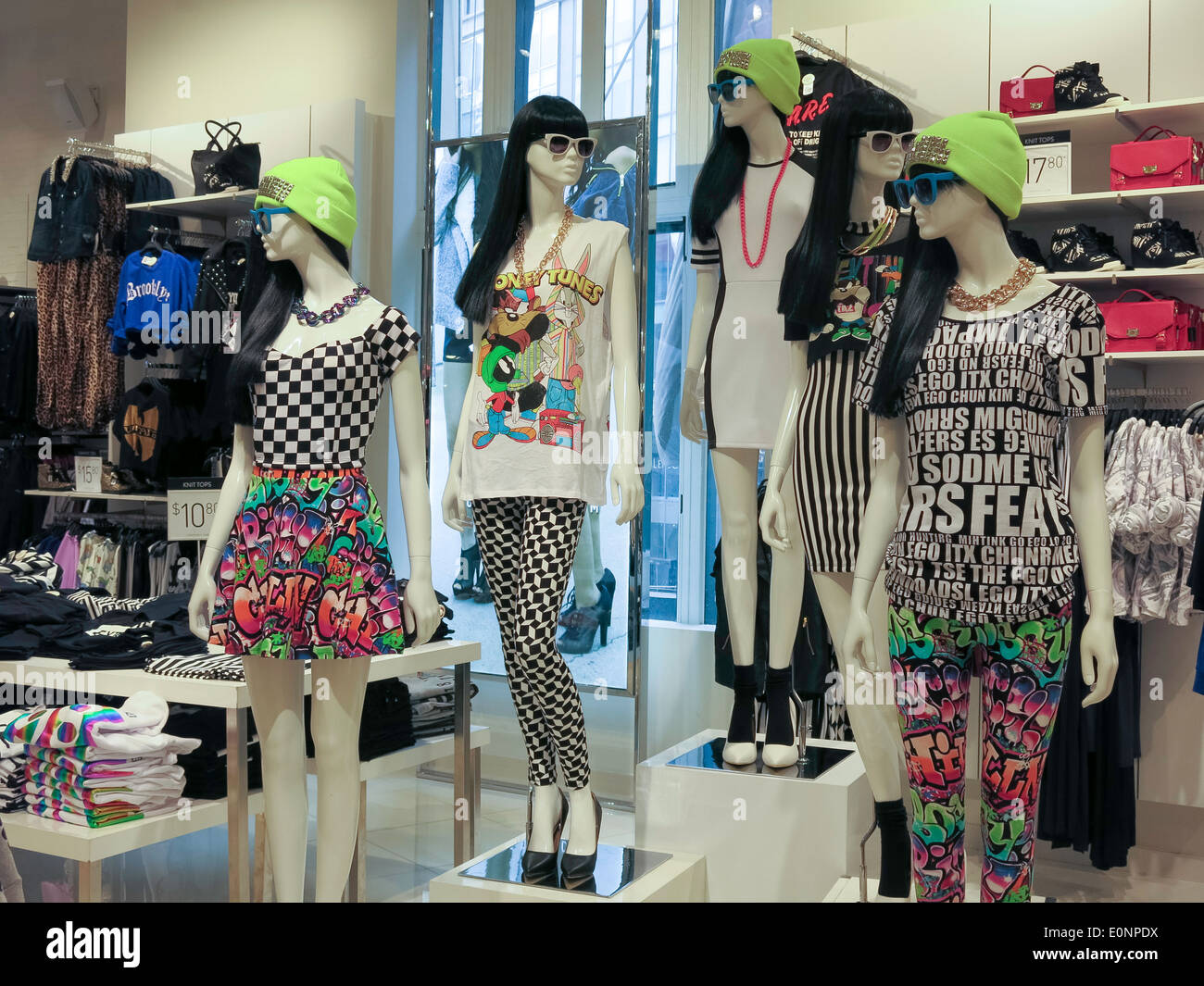 Mannequins forever 21 clothes store hi-res stock photography and images ...