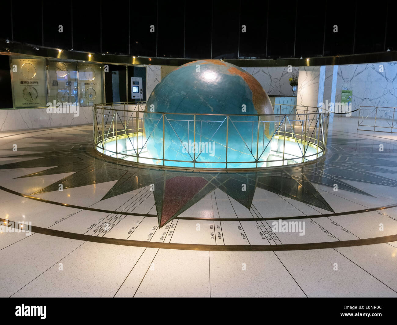 Daily News Building New York Stock Photos & Daily News Building New ...