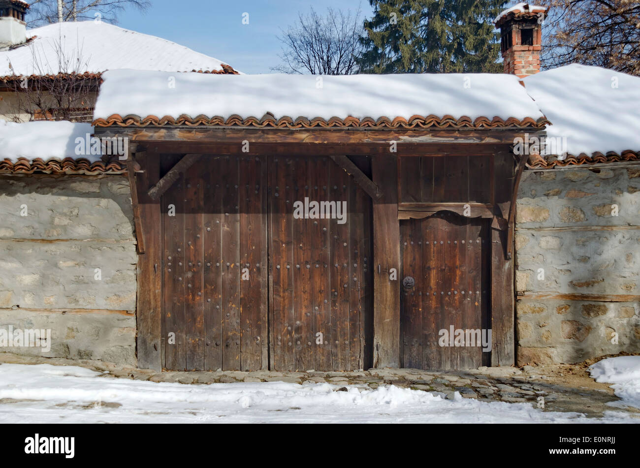 Two leaved wood door hi-res stock photography and images - Alamy