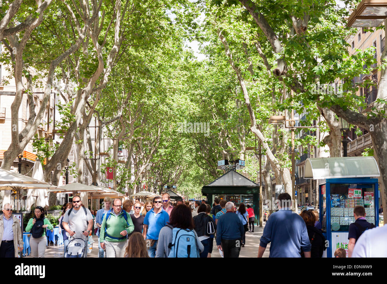 Crowded barcelona hi-res stock photography and images - Alamy