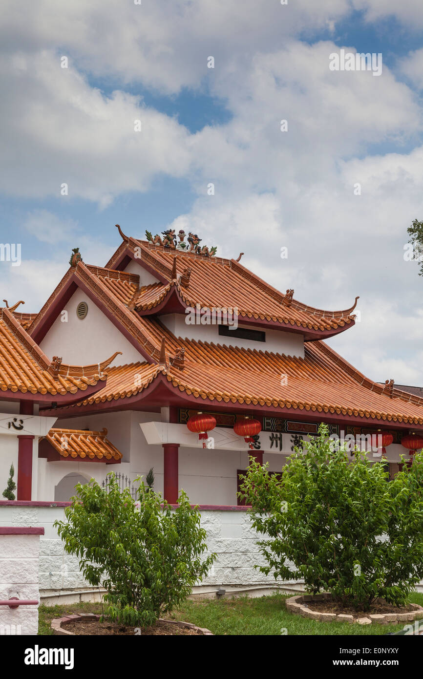 Vietnamese chinese buddhist temple hi-res stock photography and images ...