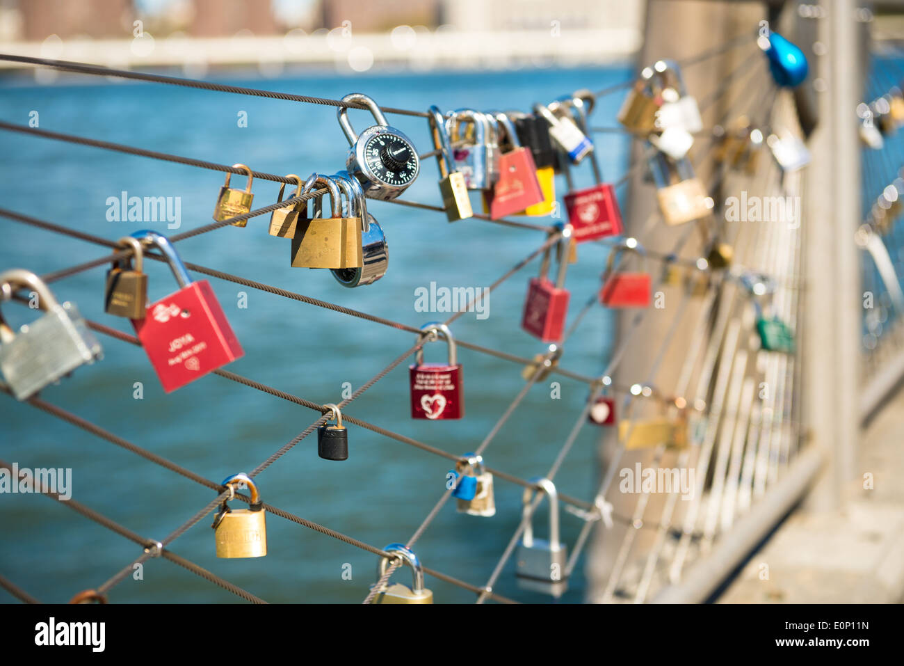 Love lock bridge brooklyn hi-res stock photography and images - Alamy