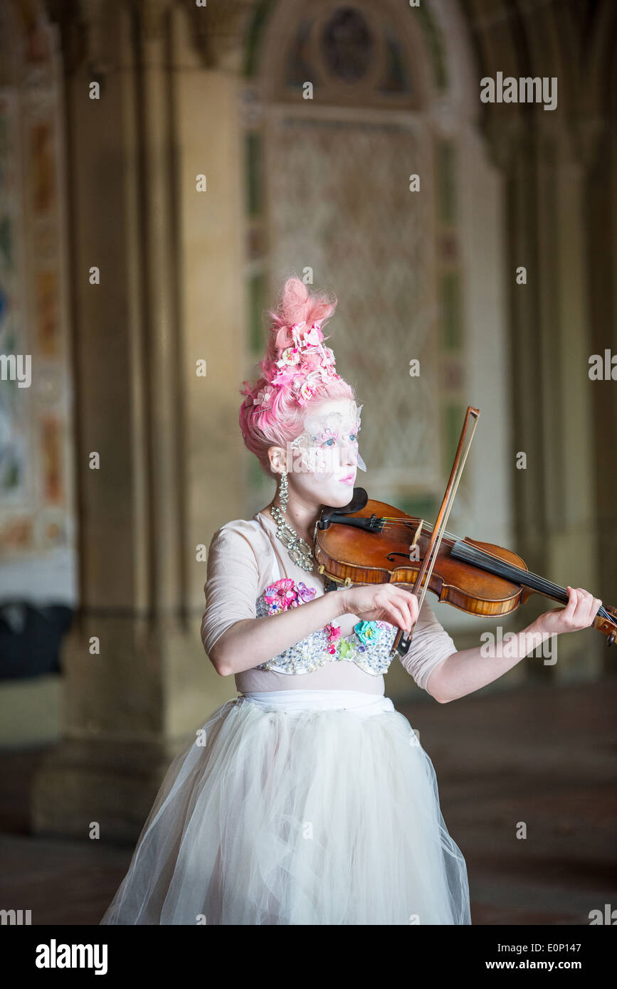 Busker in costume hi-res stock photography and images - Alamy