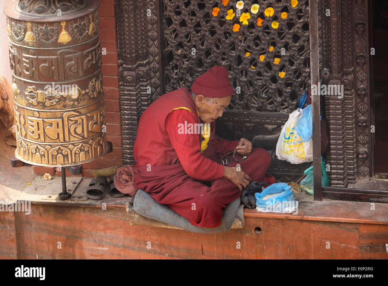 Buddhist monk praying hi-res stock photography and images - Alamy