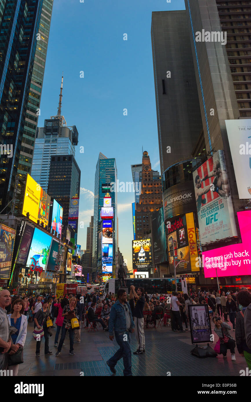 New york times square street scene hi-res stock photography and images ...