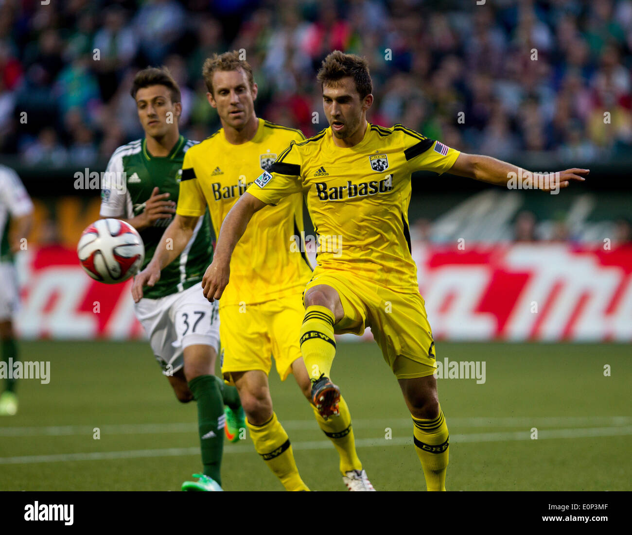 Portland, Oregon, USA. 17th May, 2014. Columbus Crew's CHAD BARSON (21 ...