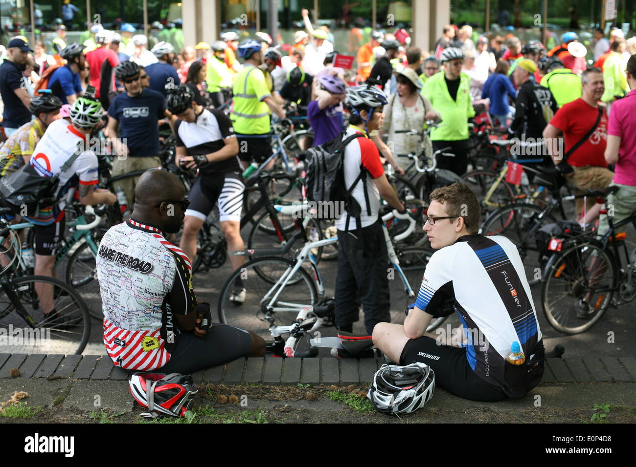 London, UK. 17th May, 2014. Thousands of cyclists ride from Marble Arch ...