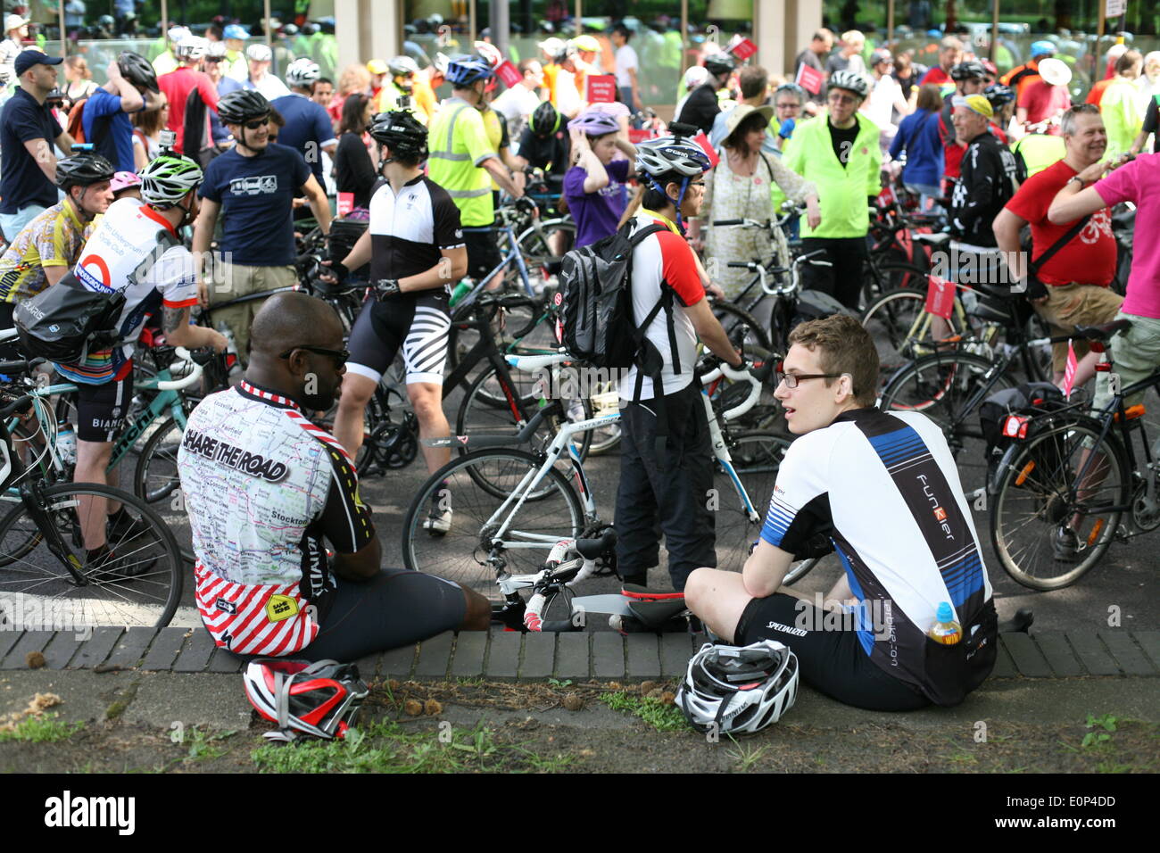 London, UK. 17th May, 2014. Thousands of cyclists ride from Marble Arch ...