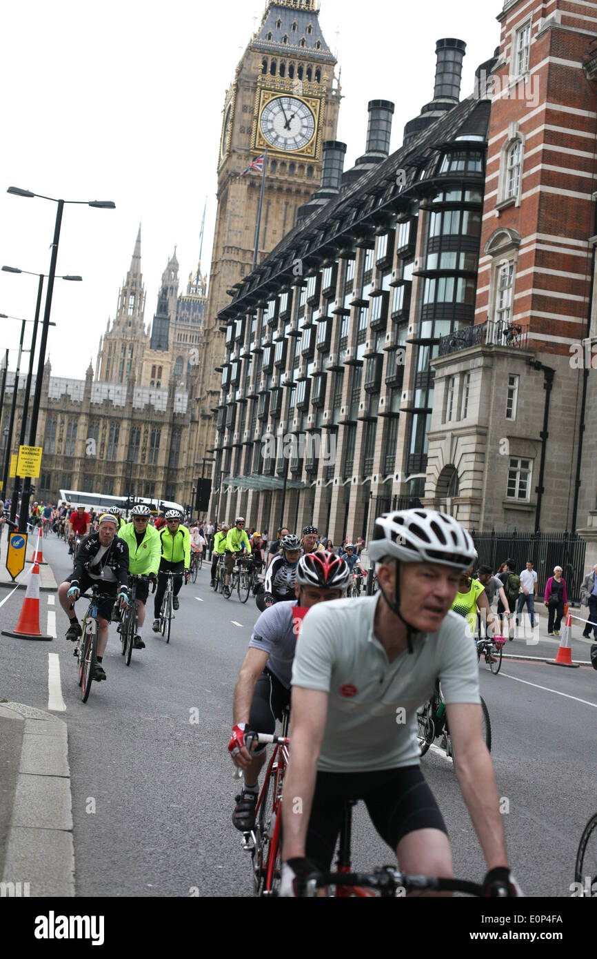 London, UK. 17th May, 2014. Thousands of cyclists ride from Marble Arch ...