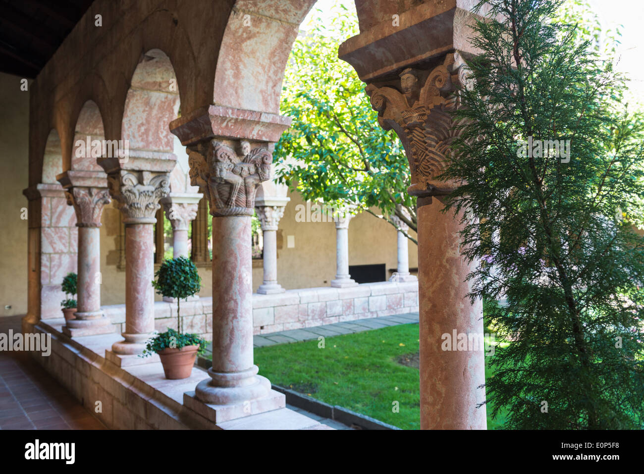 The met cloisters hi-res stock photography and images - Alamy