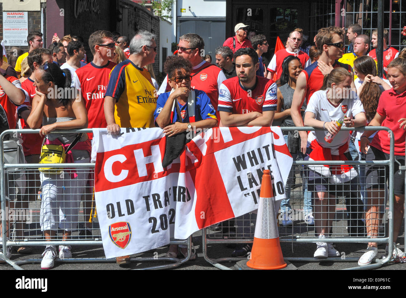 Arsenal supporters hi-res stock photography and images - Alamy