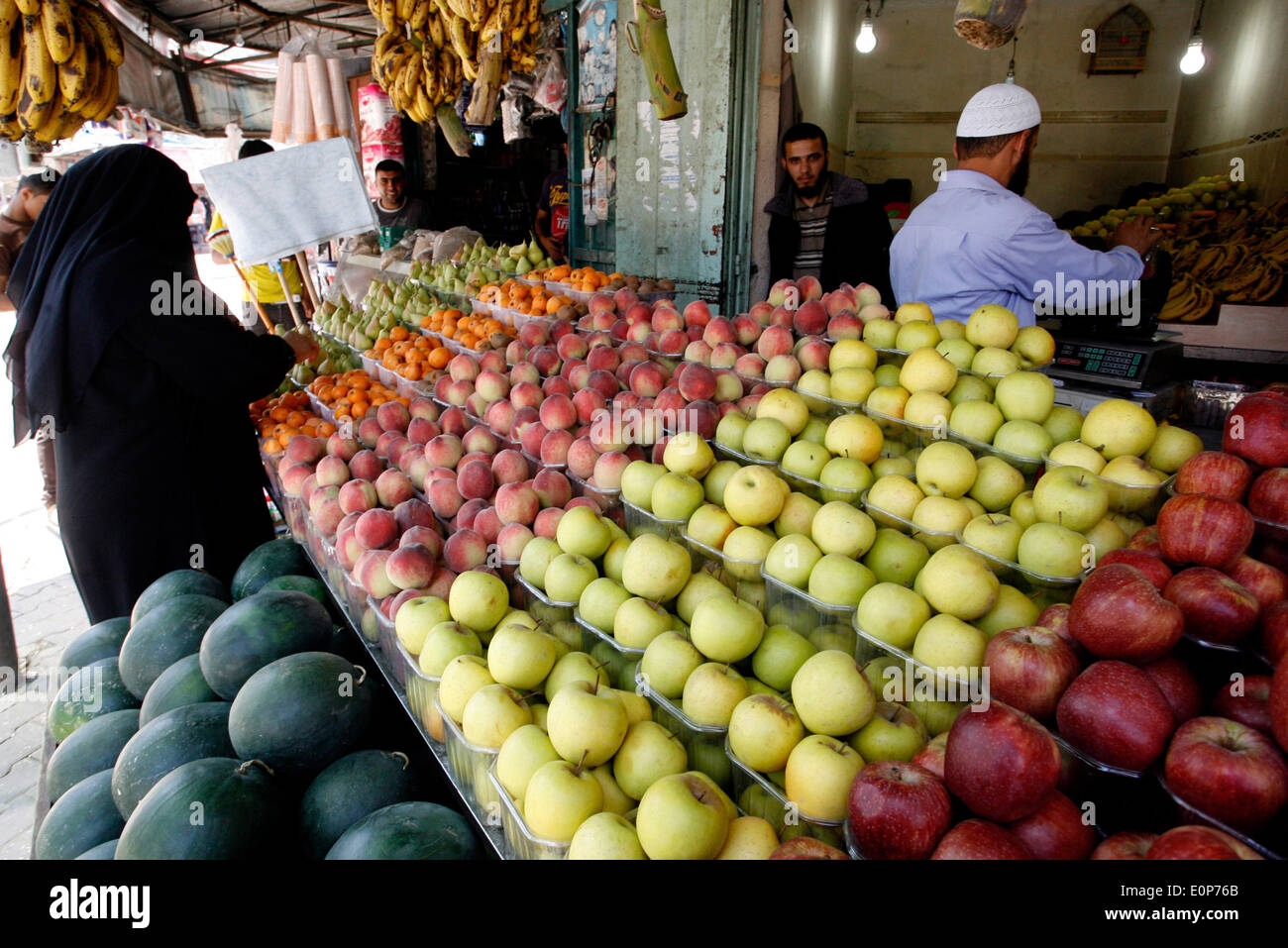 Gaza, Palestine. 17th May, 2014. A Palestinian man sells fruit in a ...