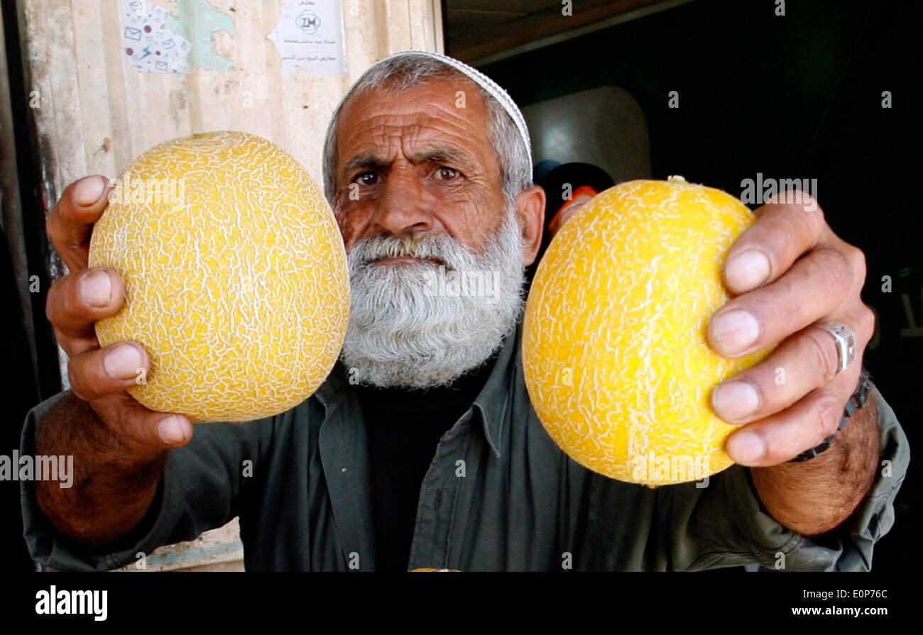 Gaza, Palestine. 17th May, 2014. A Palestinian man displays melon in ...