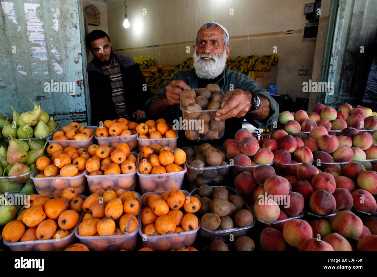 Gaza, Palestine. 17th May, 2014. A Palestinian man sells fruit in a ...