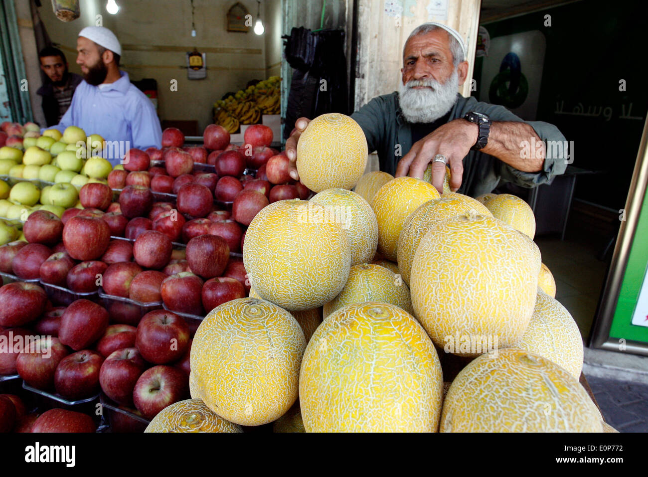 Gaza, Palestine. 17th May, 2014. A Palestinian man sells fruit in a ...