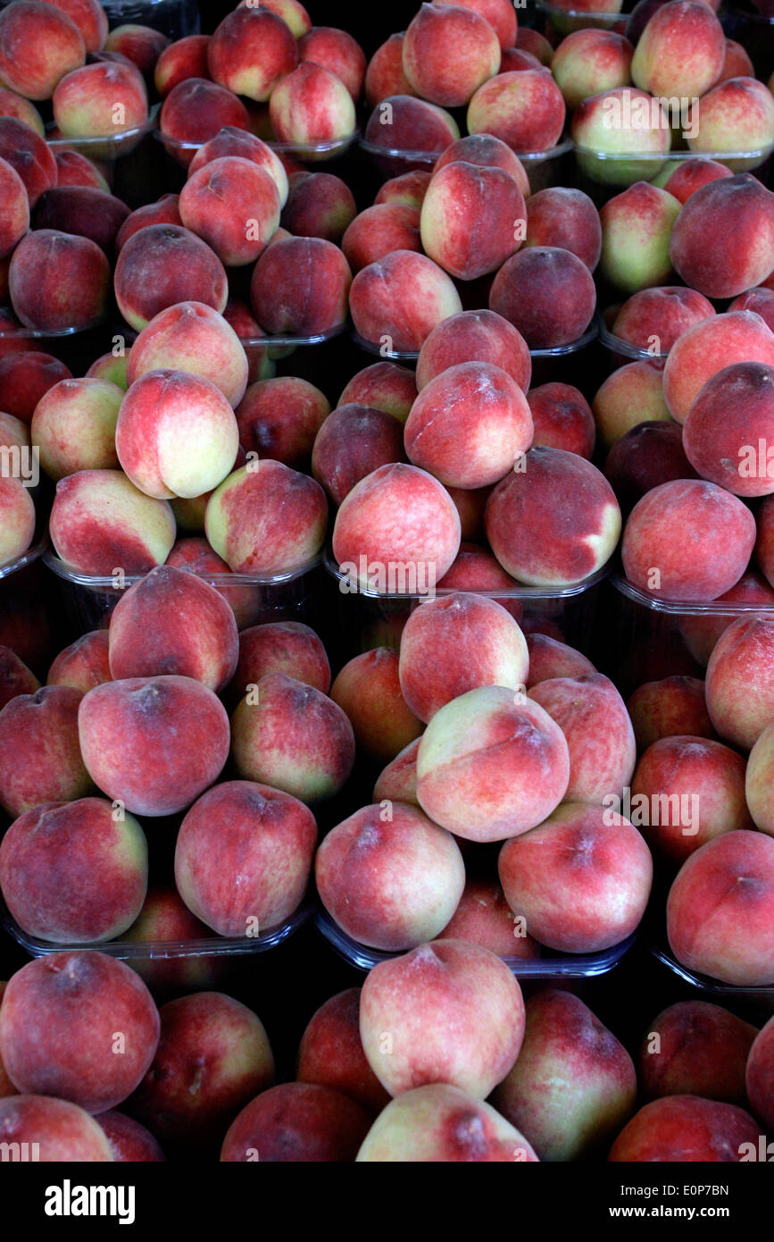 Gaza, Palestine. 17th May, 2014. A Peach displays in the shop in Rafah ...