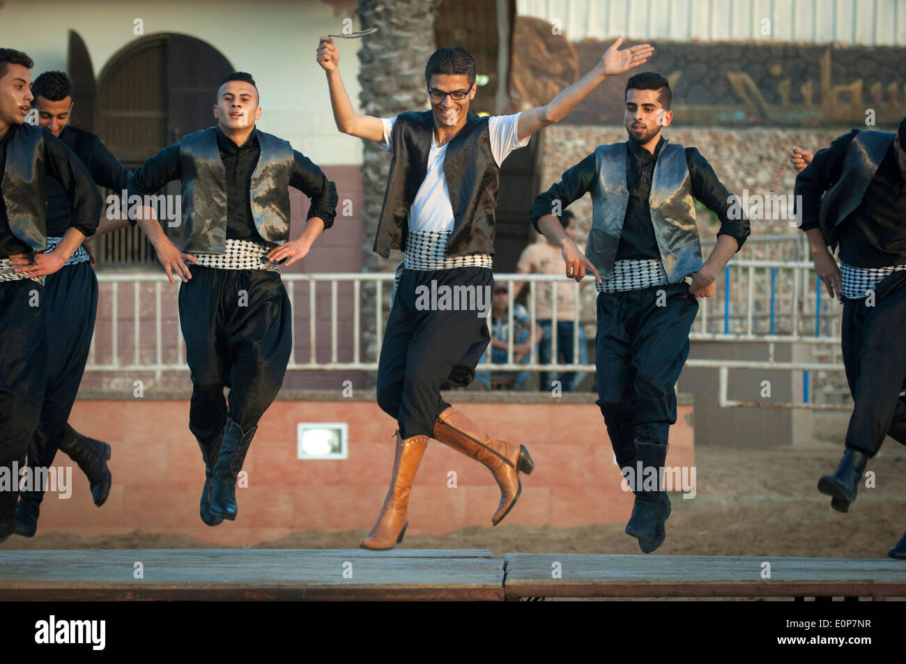 Palestinian traditional dance hi-res stock photography and images - Alamy