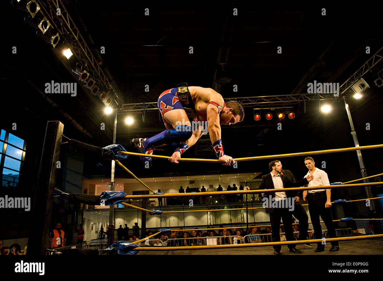 Ring wrestling wrestle people night indoor hi-res stock photography and ...