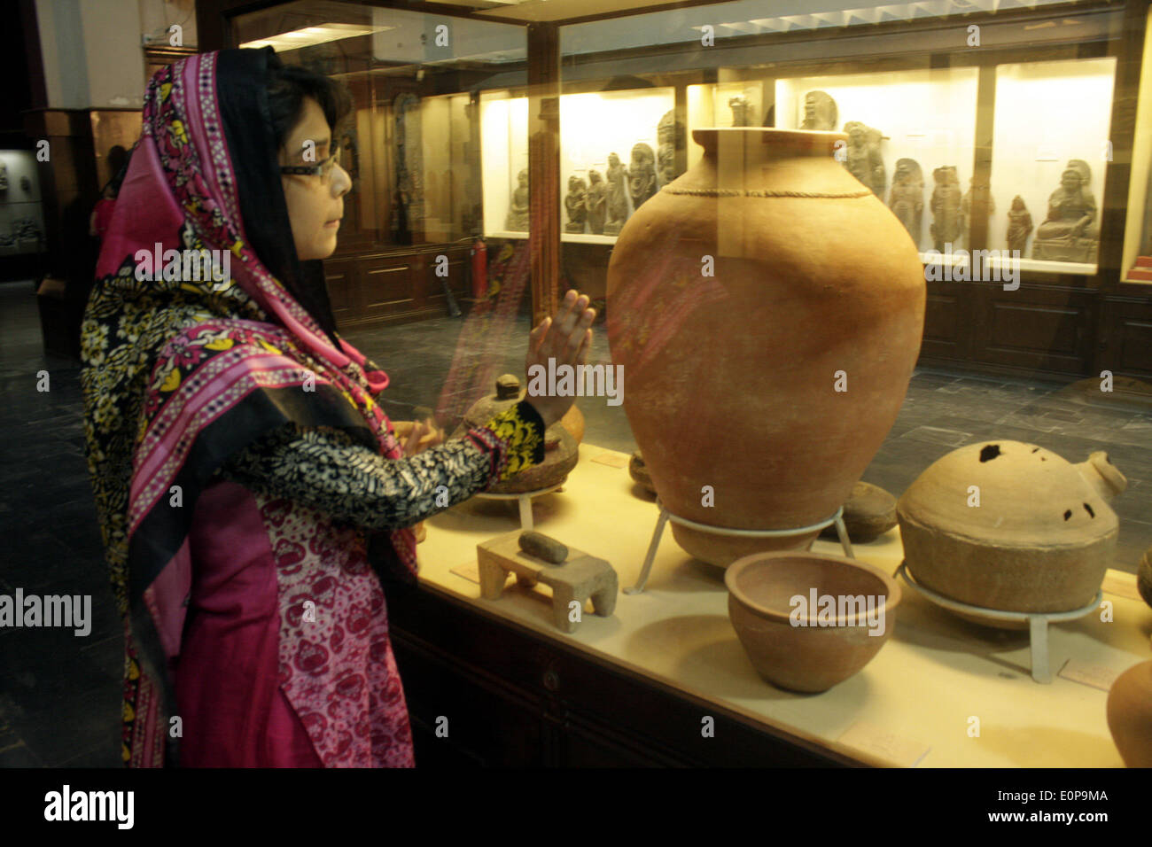 (140518) -- LAHORE, May 18, 2014 (Xinhua) -- A woman visits Lahore ...