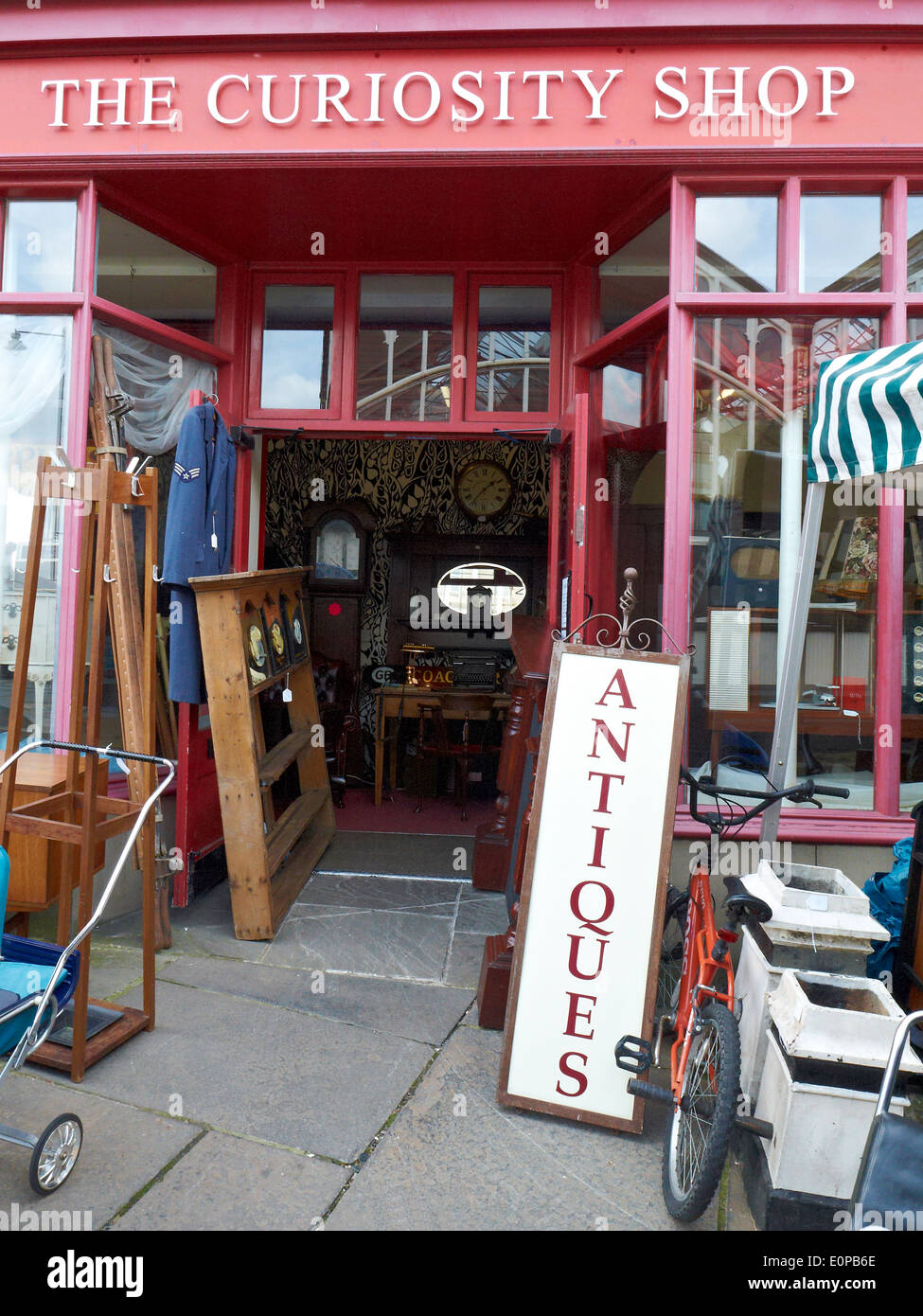 Curiosity store hi-res stock photography and images - Alamy