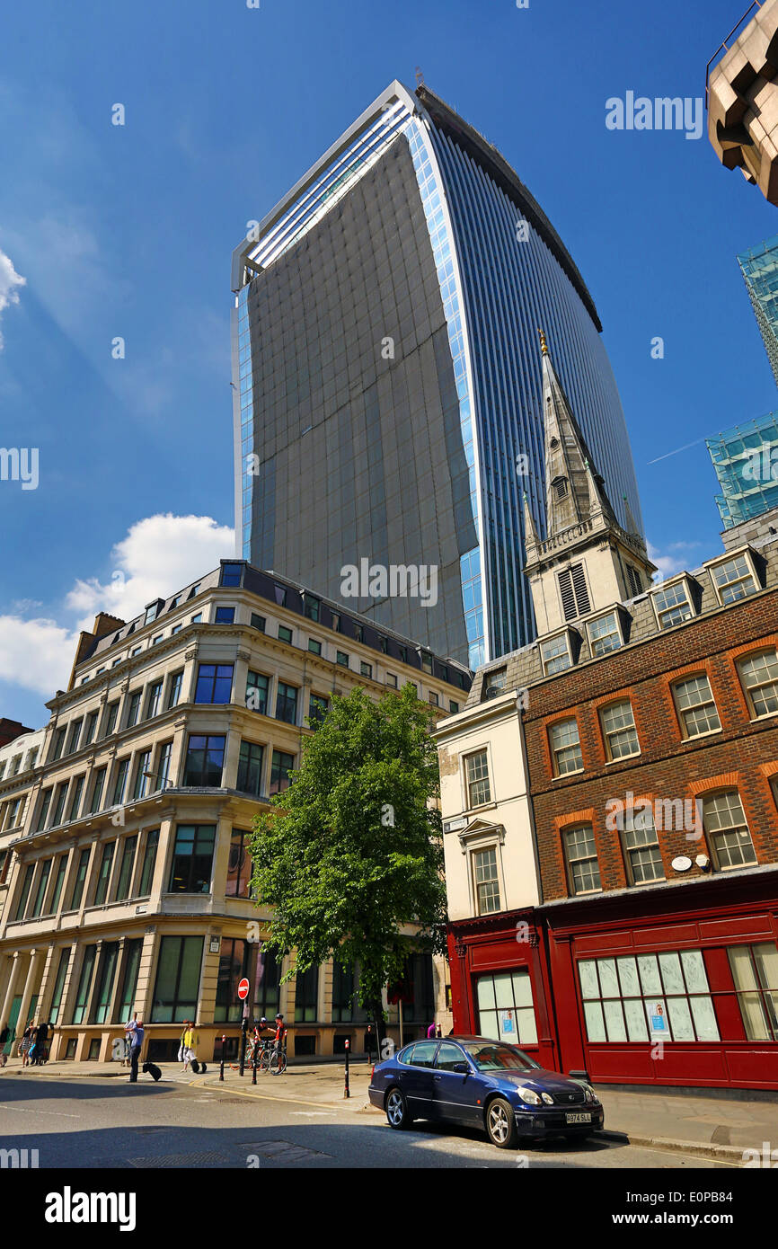 London, UK. 18th May 2014. The Walkie Talkie skyscraper gets a sunshade ...