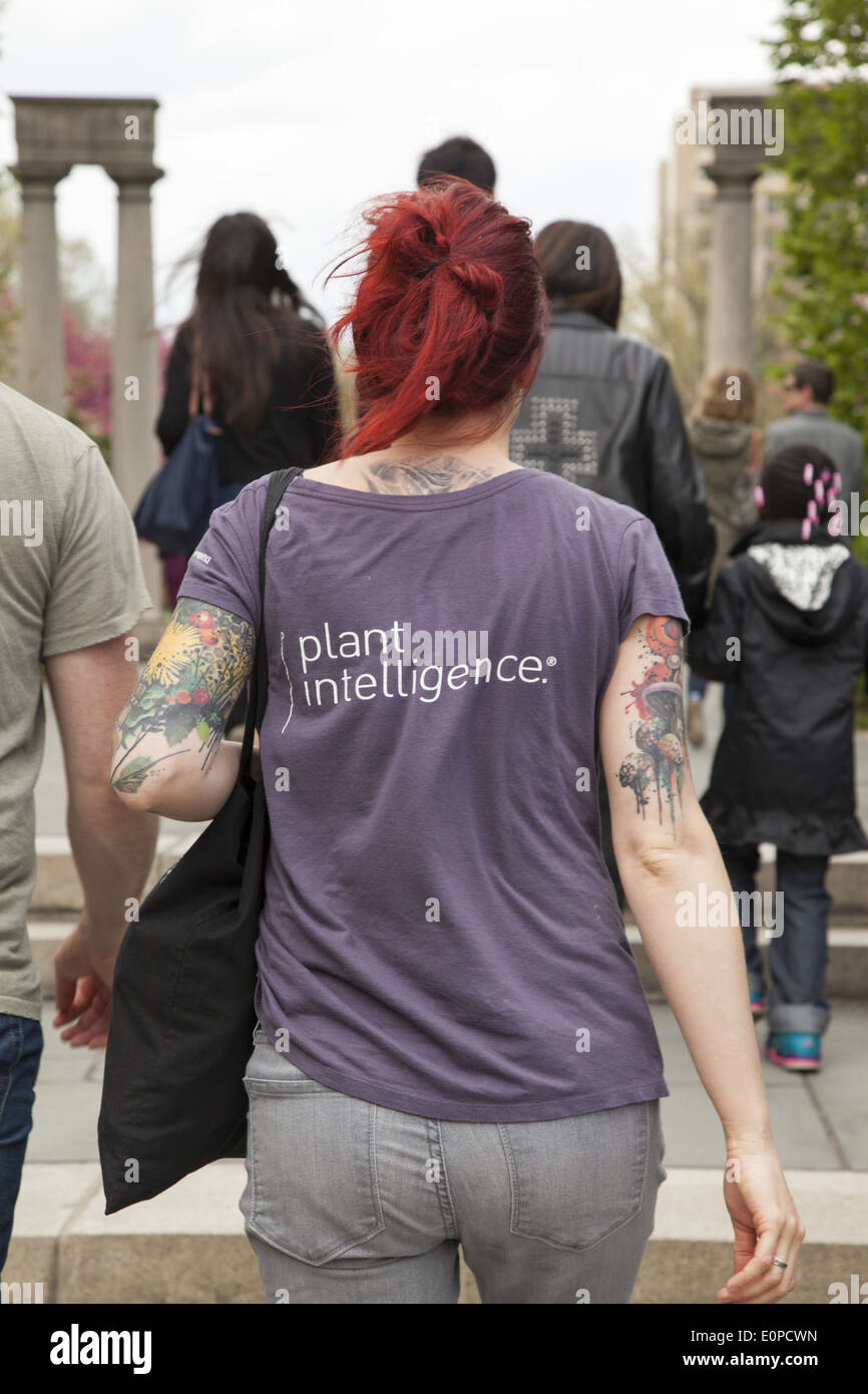 People enjoy the beautiful spring colors at the Brooklyn Botanic Garden ...
