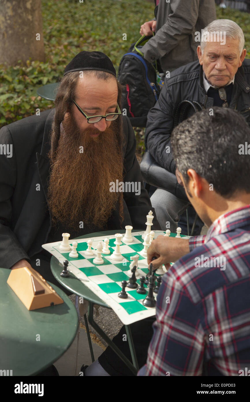 Bryant park chess players hi-res stock photography and images - Alamy