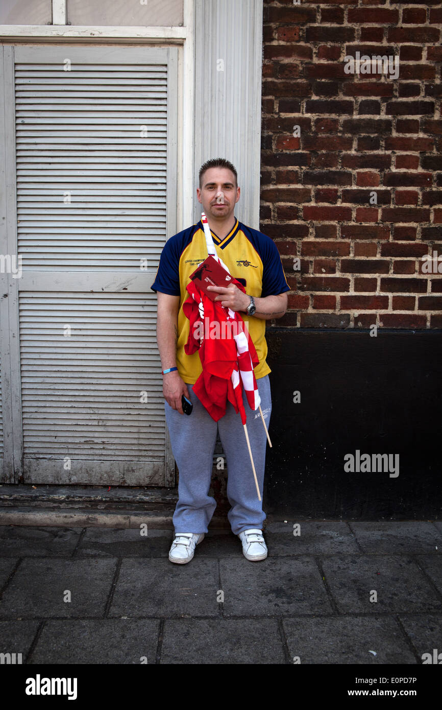 Arsenal fans flag hi-res stock photography and images - Alamy