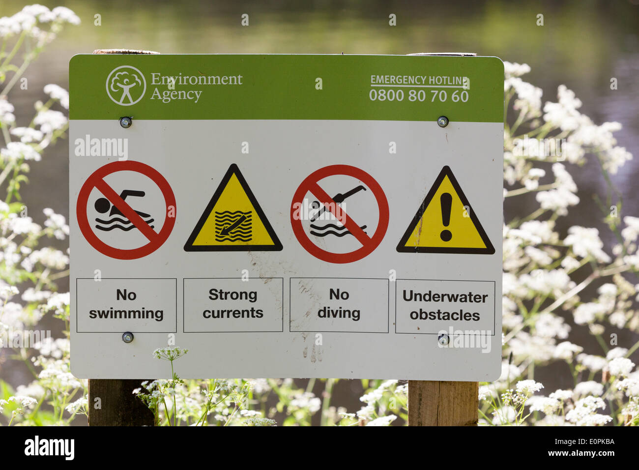 Tamworth Staffordshire UK. 18th May 2014. Environment Agency water ...