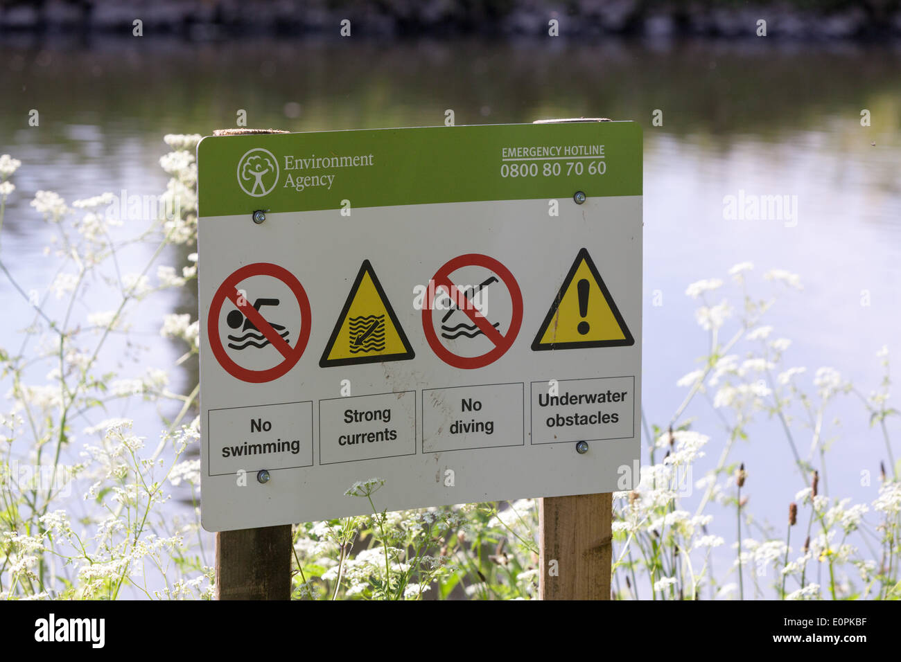 Tamworth Staffordshire UK. 18th May 2014. Environment Agency water ...