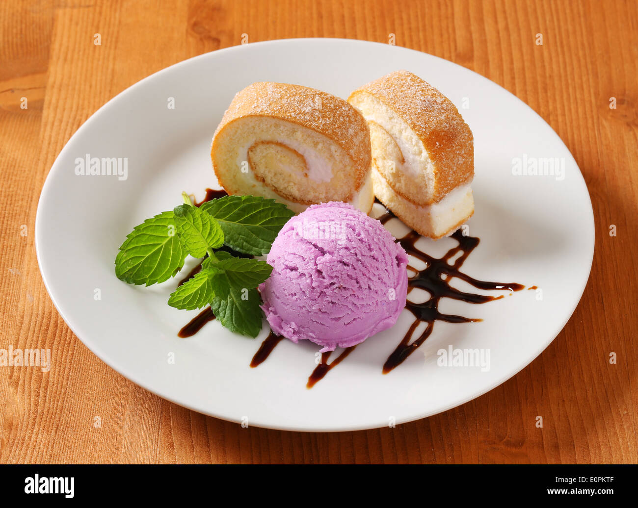 Sponge cake roll with ice cream Stock Photo - Alamy