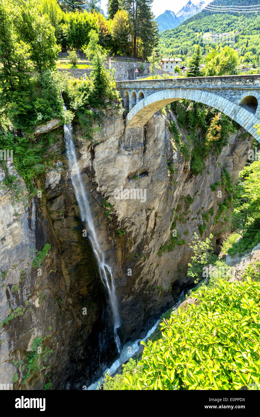 Old stone arched bridge hi-res stock photography and images - Alamy
