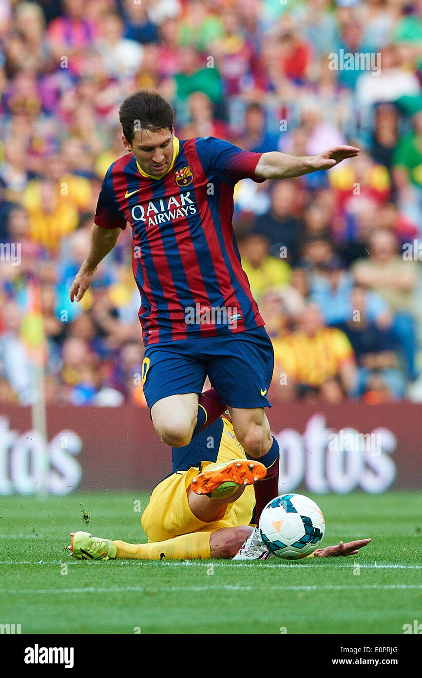 Lionel Messi (FC Barcelona) duels for the ball against Sosa (Atletico ...