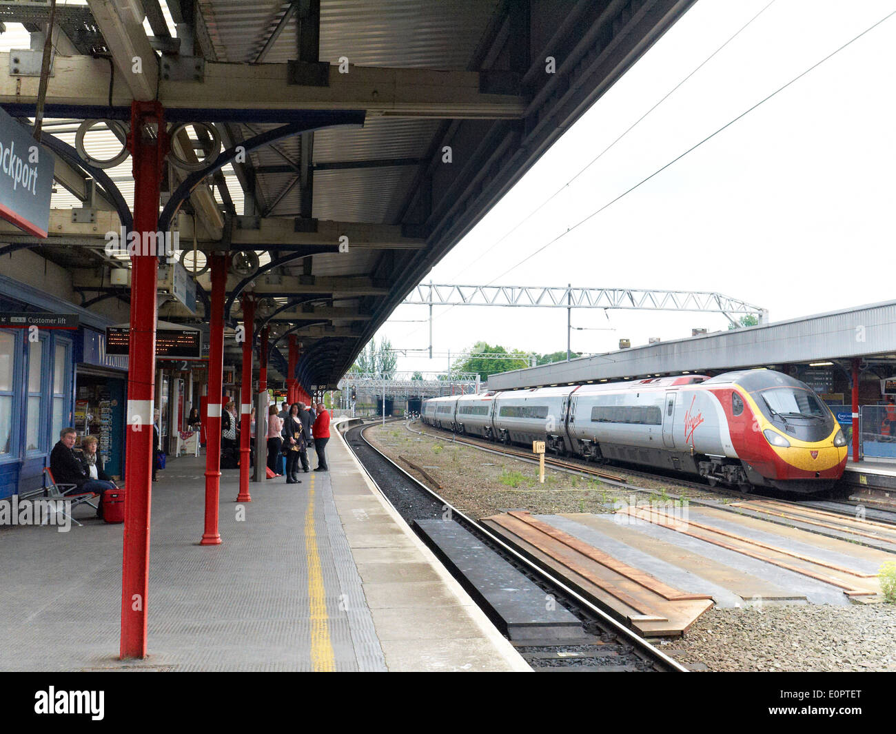 Stockport railway station hi-res stock photography and images - Alamy