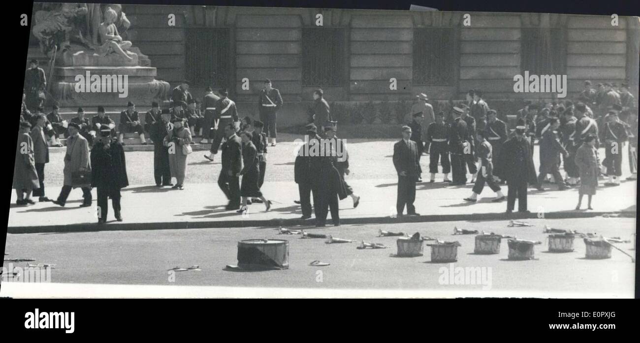 1957 paris queen elizabeth hi-res stock photography and images - Alamy