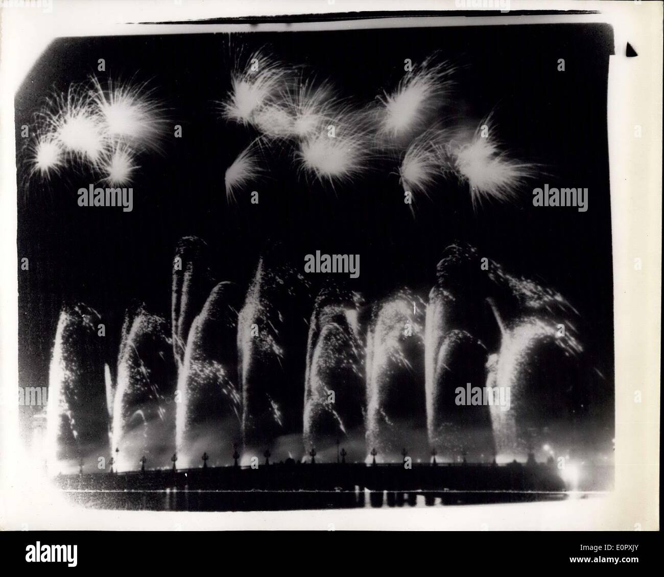 Fireworks display in paris hi-res stock photography and images - Alamy