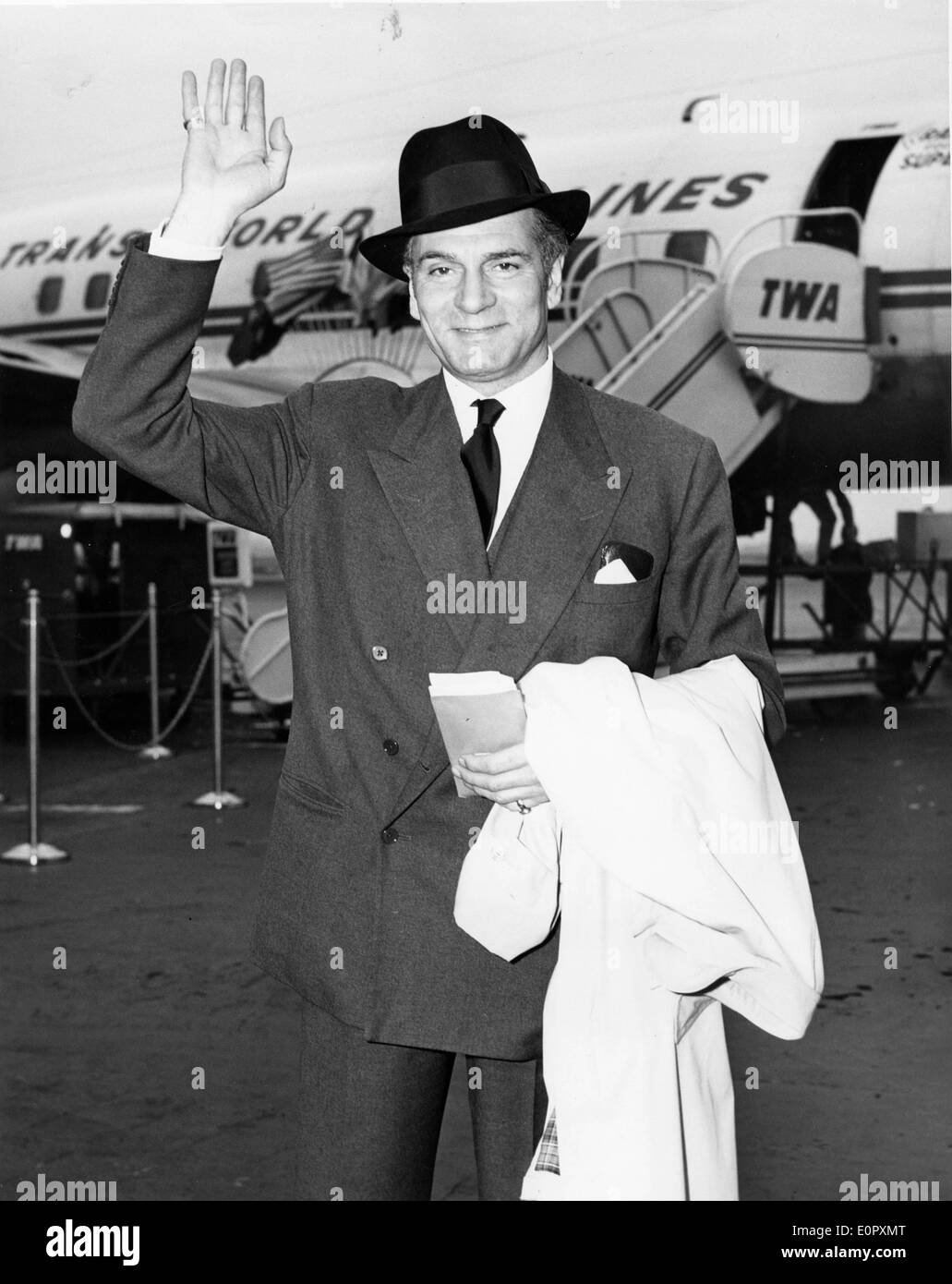 Actor Laurence Olivier boarding a TWA Jet stream Stock Photo - Alamy